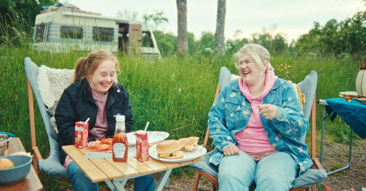De lokala Sparbankerna bjuder 2 600 elever på bio för att se Glada ...